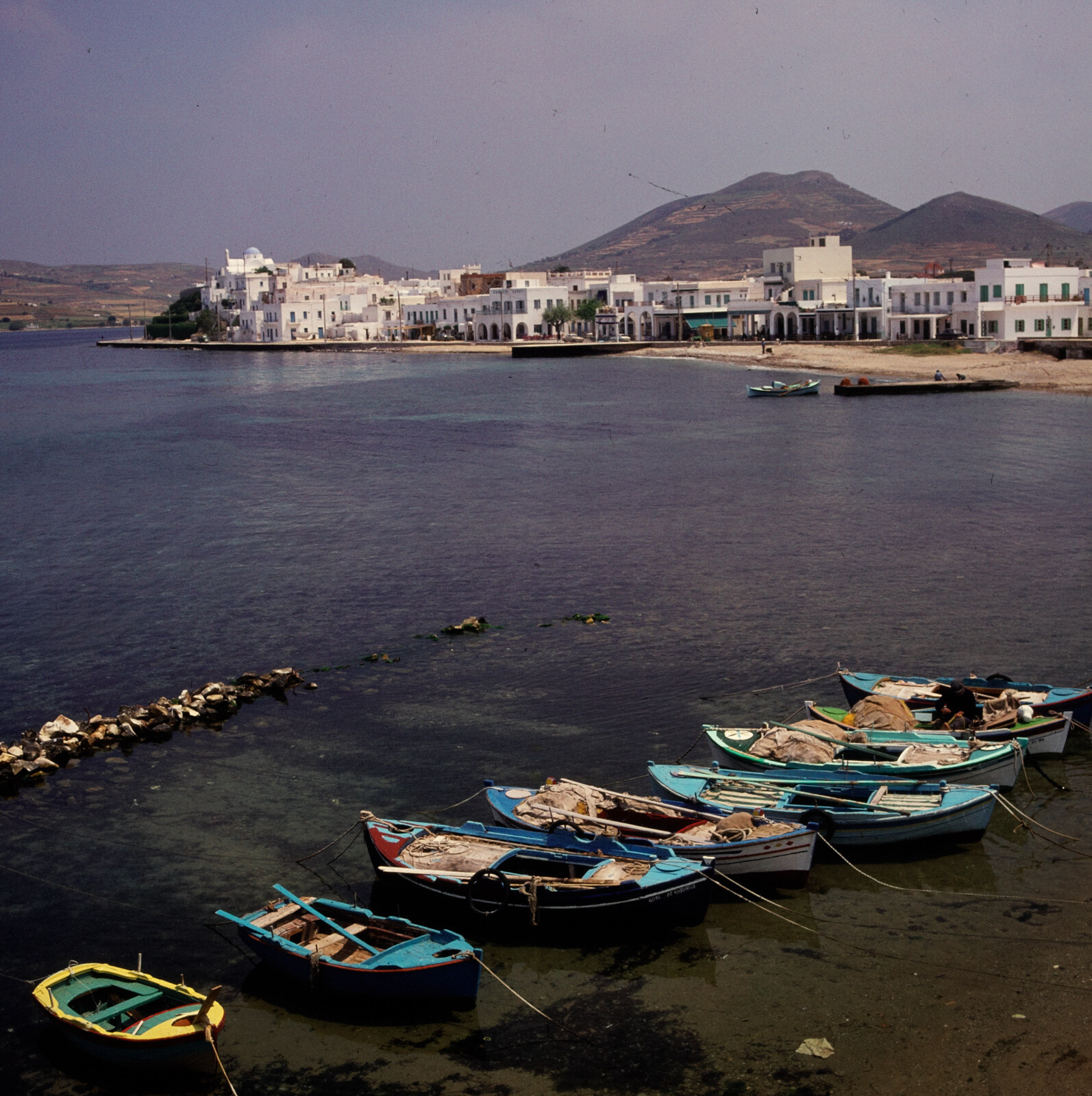 Λαβράκι και μπλου τζίν καμπάνα: Η ζωή των ψαράδων της Πάρου το '70 | LiFO